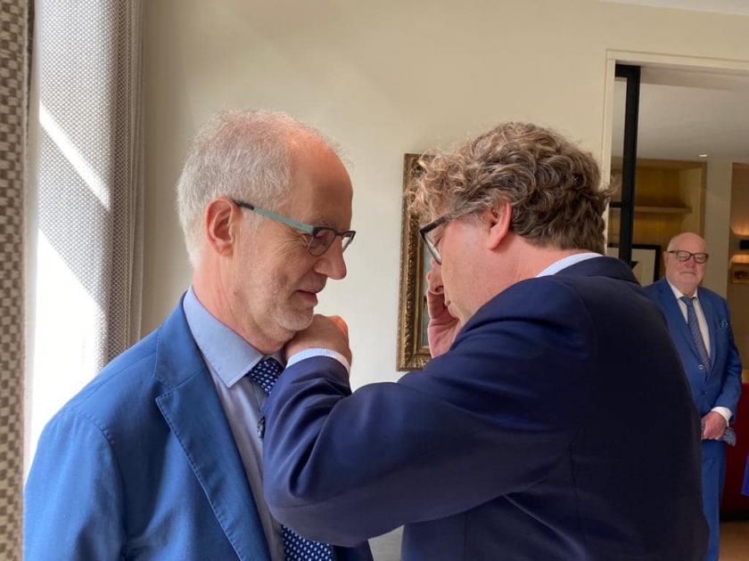 Luc Devoldere ontvangt onderscheiding in de Orde van Oranje-Nassau ...