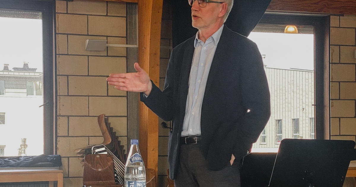 Luc Devoldere geeft als Erfgoedklasbak les over de literaire canon ...